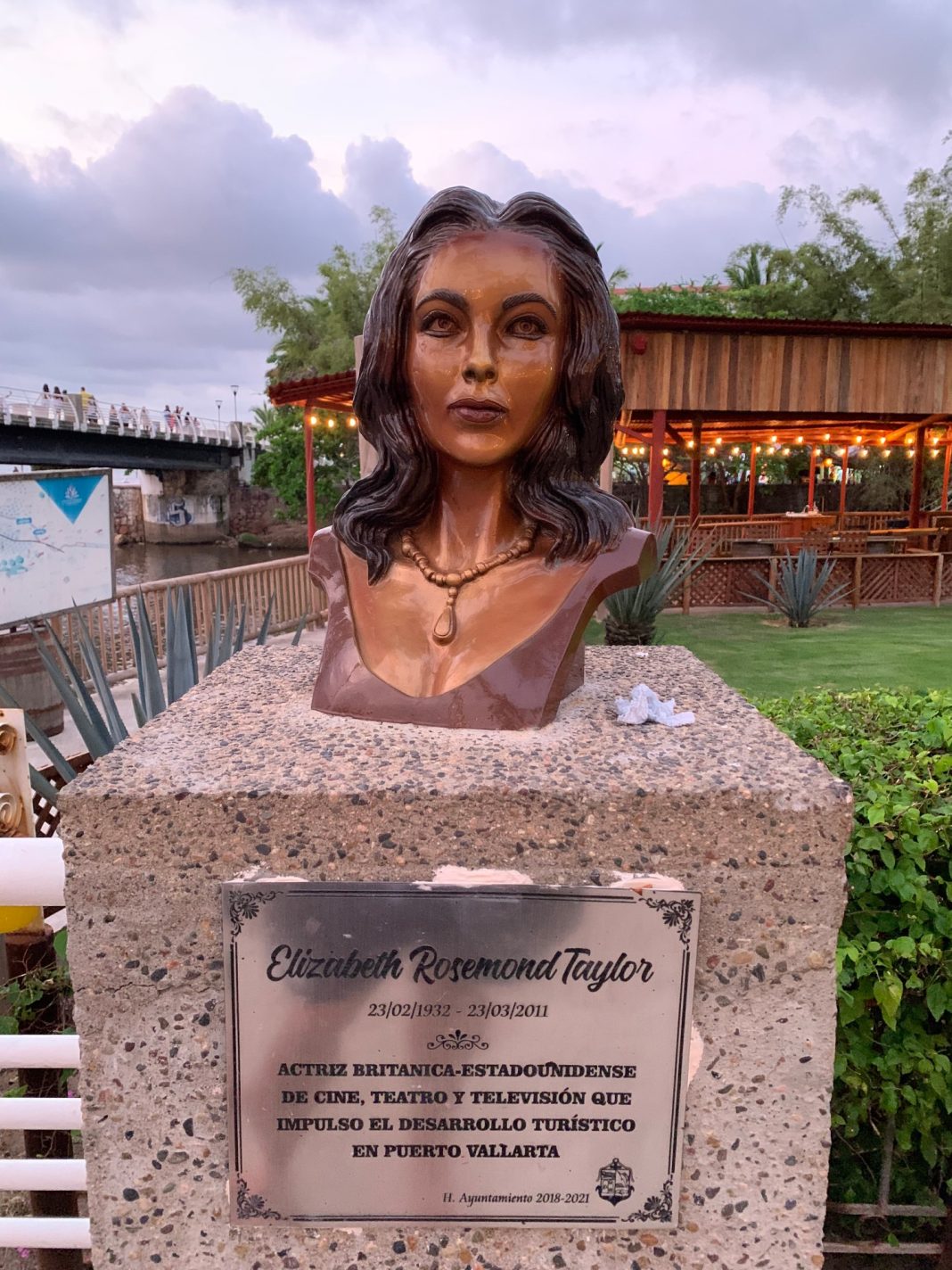 El chofer de Elizabeth Taylor - Ciudad Olinka